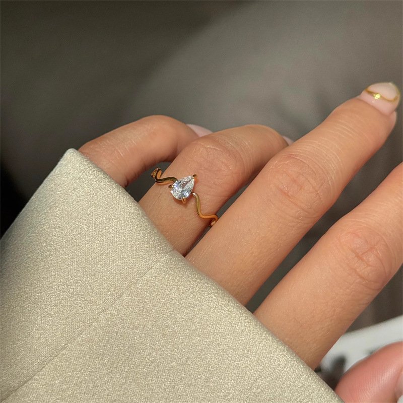 Frosted Petal Ring – Minimal Gold Ring | Waterproof & Anti-Tarnish